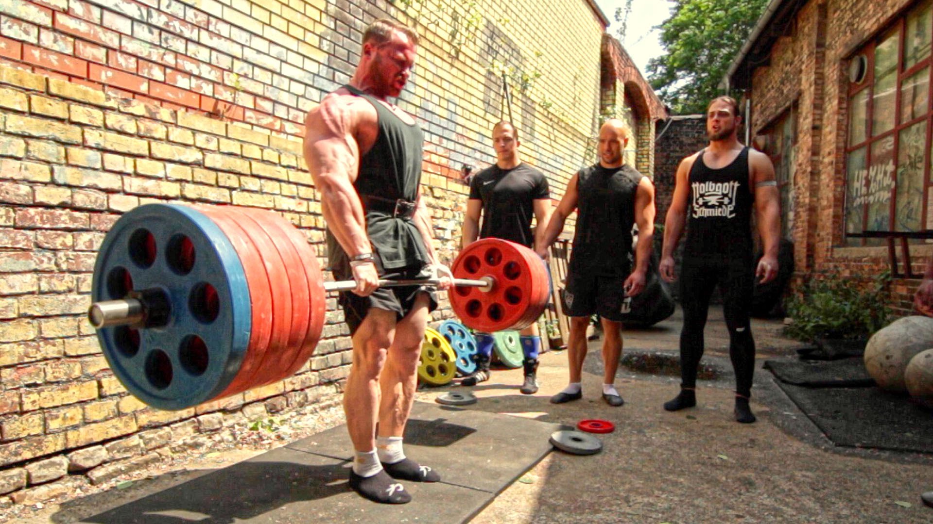 WATCH: EPIC Deadlift Battle - Bodybuilder Owns FOUR Powerlifters ...