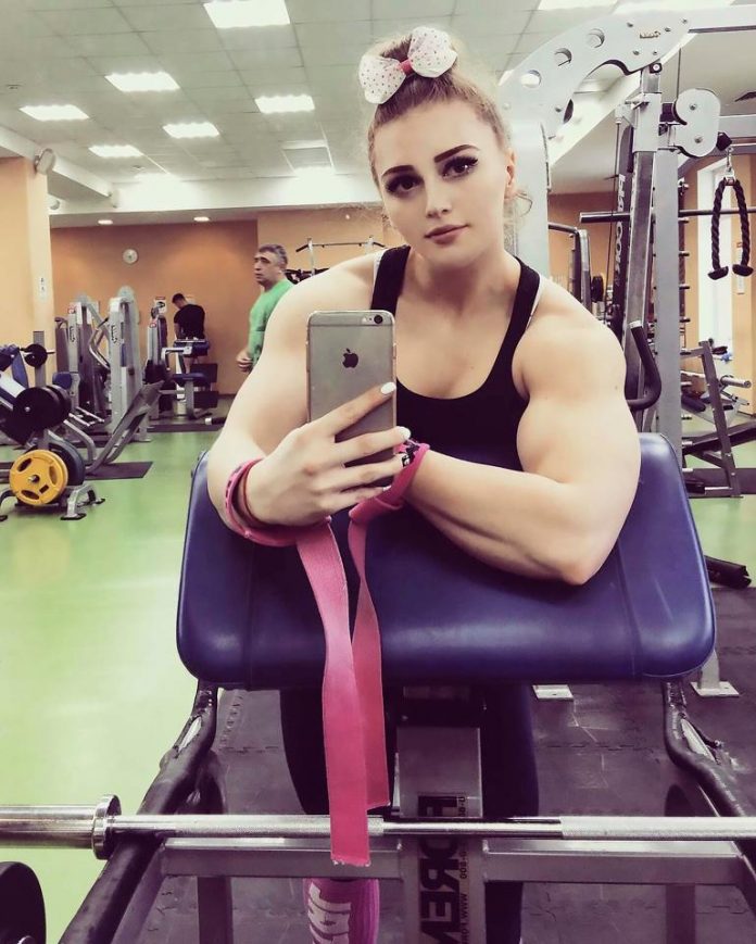 VIDEO: 'Muscle Barbie' Julia Vins Hits 165kg Bench Press! – Fitness Volt