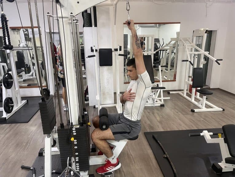 Single-Arm Lat Pulldown Guide: Muscles Worked, Benefits, Alternatives