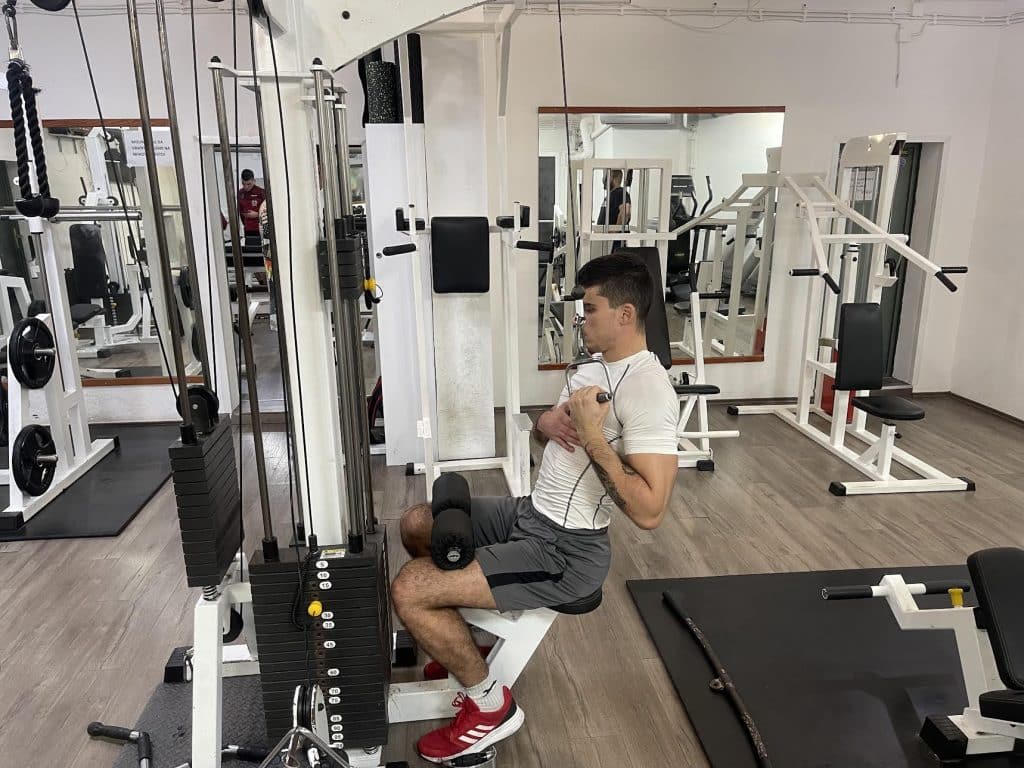 Single-Arm Lat Pulldown Guide: Muscles Worked, Benefits, Alternatives