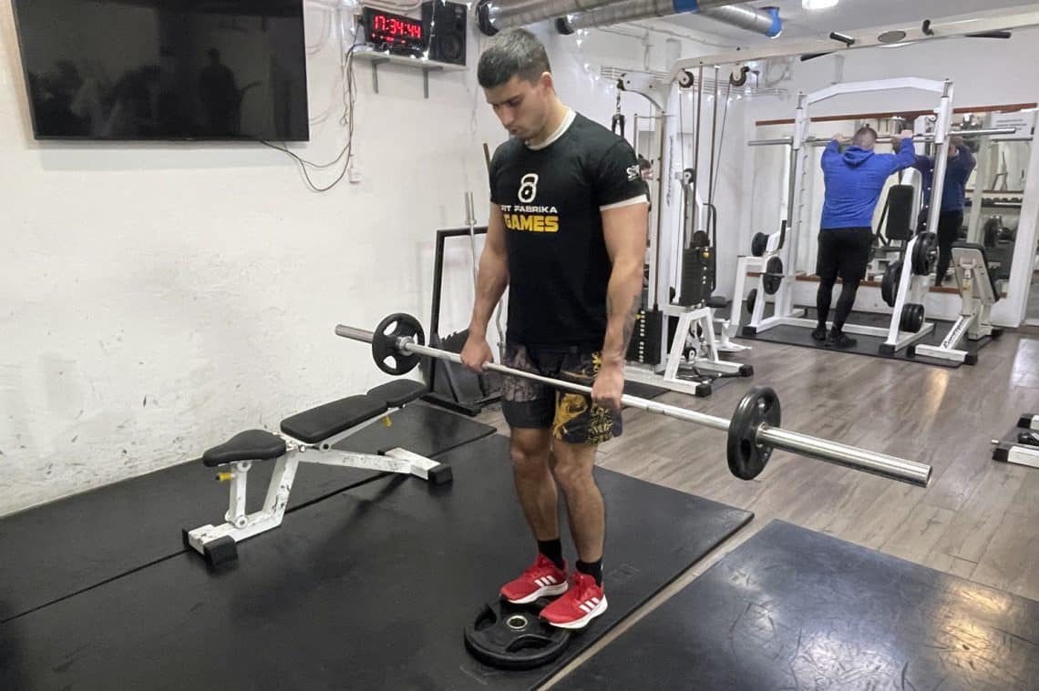 Toes Elevated Romanian Deadlift Guide: Tips, Mistakes, and Alternatives