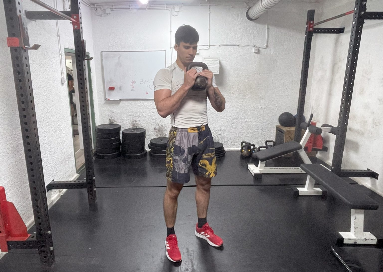 Curtsy Squat Guide: How-To, Muscles Worked, Benefits, Alternatives