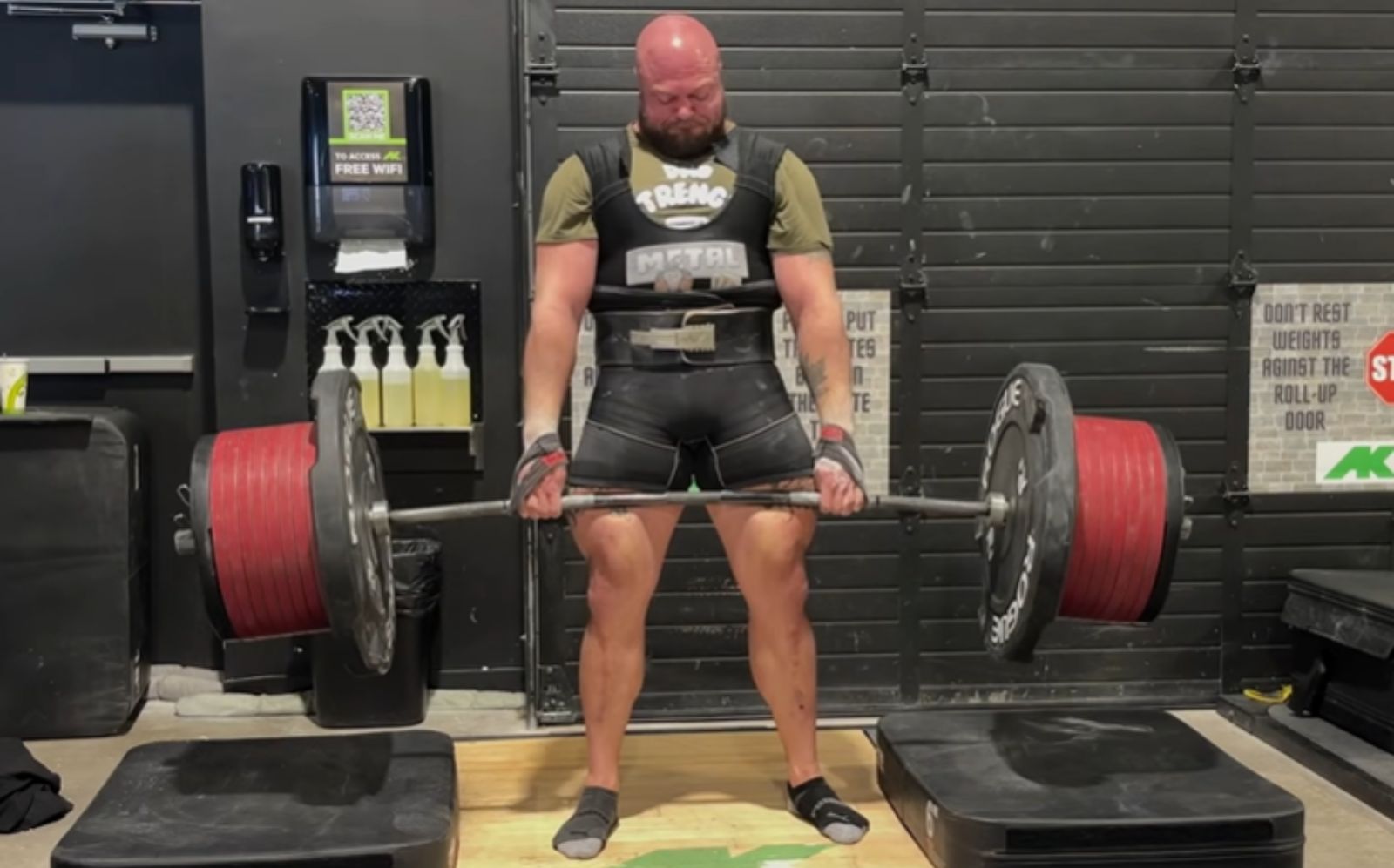 Mitchell Hooper Locks Out a 525-kg (1,157.4-lb) Elevated Deadlift in ...
